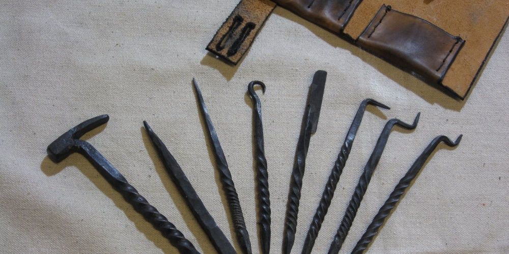 Dungeons & Dragons: 14 Nonmagical Items To Purchase ASAP